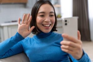How to Use Hand Gestures to Add Effects to FaceTime Video Calls On iOS 17